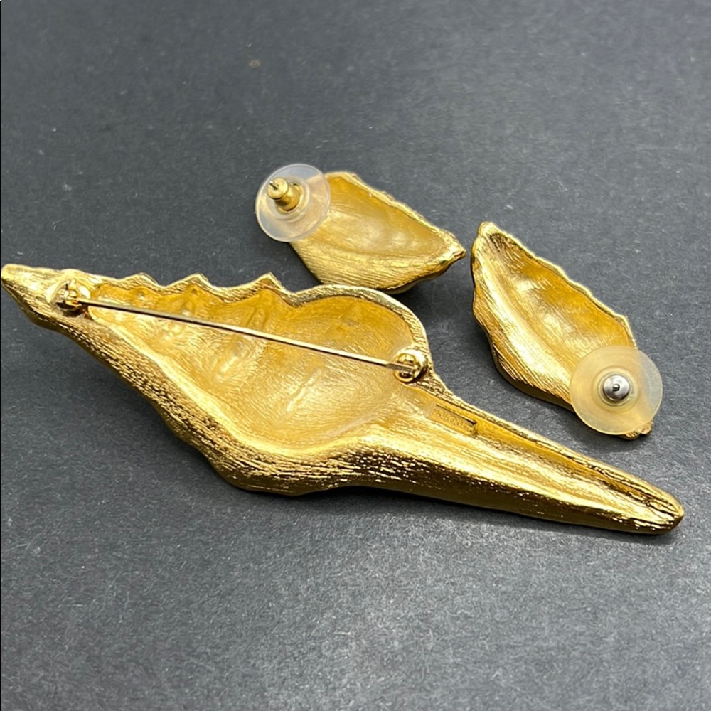 Rare Vintage Trifari Enamel Shell Brooch, Earrings - Gem